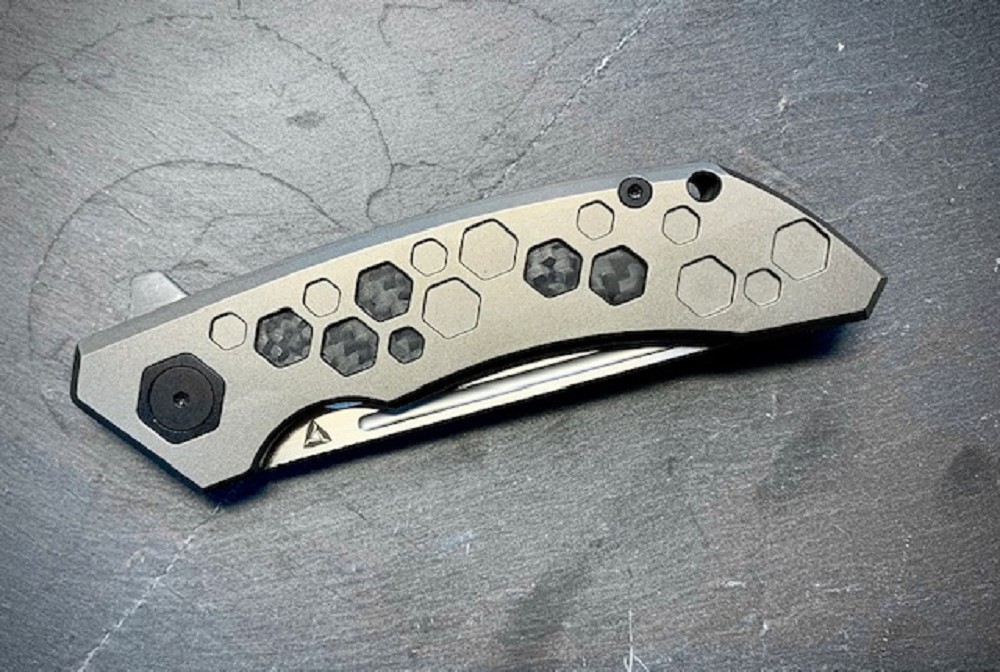 Writing Turning Flipping - Tuya Knife Titan The Hive v2 grey satin