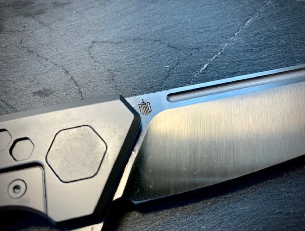Writing Turning Flipping - Tuya Knife Titan The Hive v2 grey satin